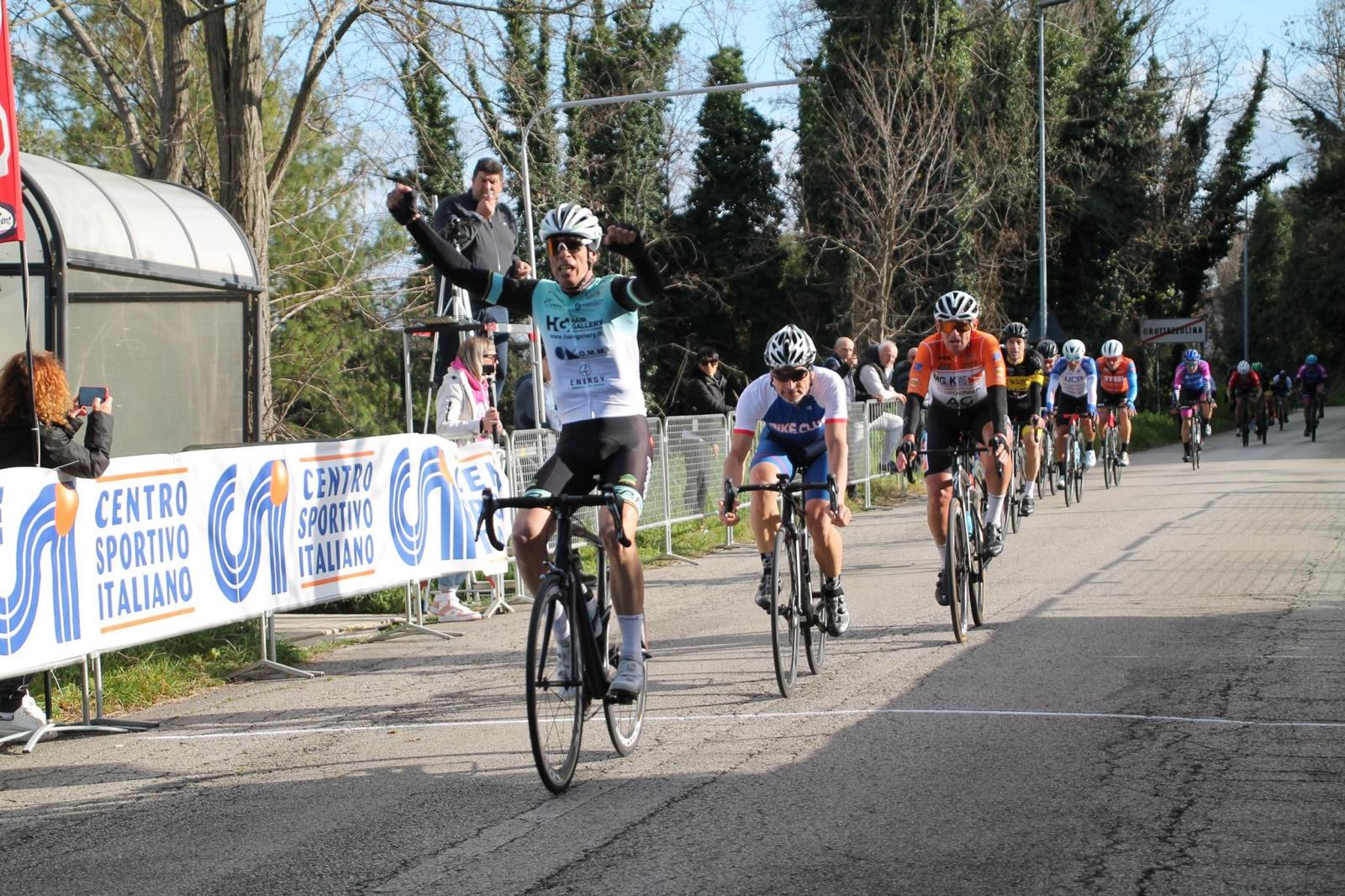 En plein dei ciclisti in maglia verde tiffany a Grottazzolina - HG ...